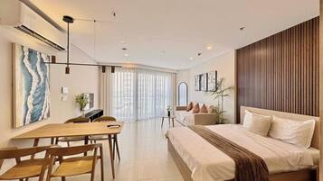 Apartamento, 1 quarto, Vista para a cidade | Com decoração personalizada, com mobília individualizada, secretária
