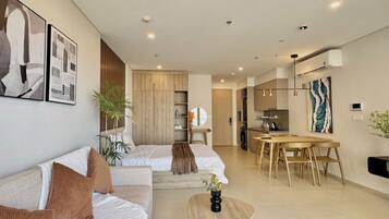 Apartamento, 1 quarto, Vista para a cidade | Com decoração personalizada, com mobília individualizada, secretária