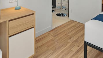 2 quartos, espaço de trabalho para notebook