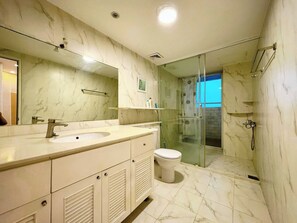 Apartamento luxo, vista para a cidade | Banheiro | Chuveiro, toalhas de banho, sabonete, shampoo