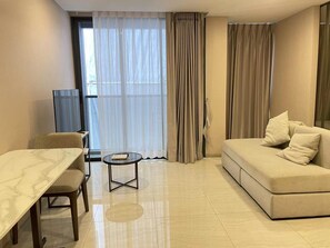 Apartamento Clássico, varanda, Vista para a cidade | Sala de estar | Televisor LCD de 40 polegadas com canais por cabo