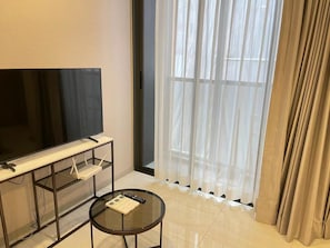 Apartamento Clássico, varanda, Vista para a cidade | Sala de estar | Televisor LCD de 40 polegadas com canais por cabo