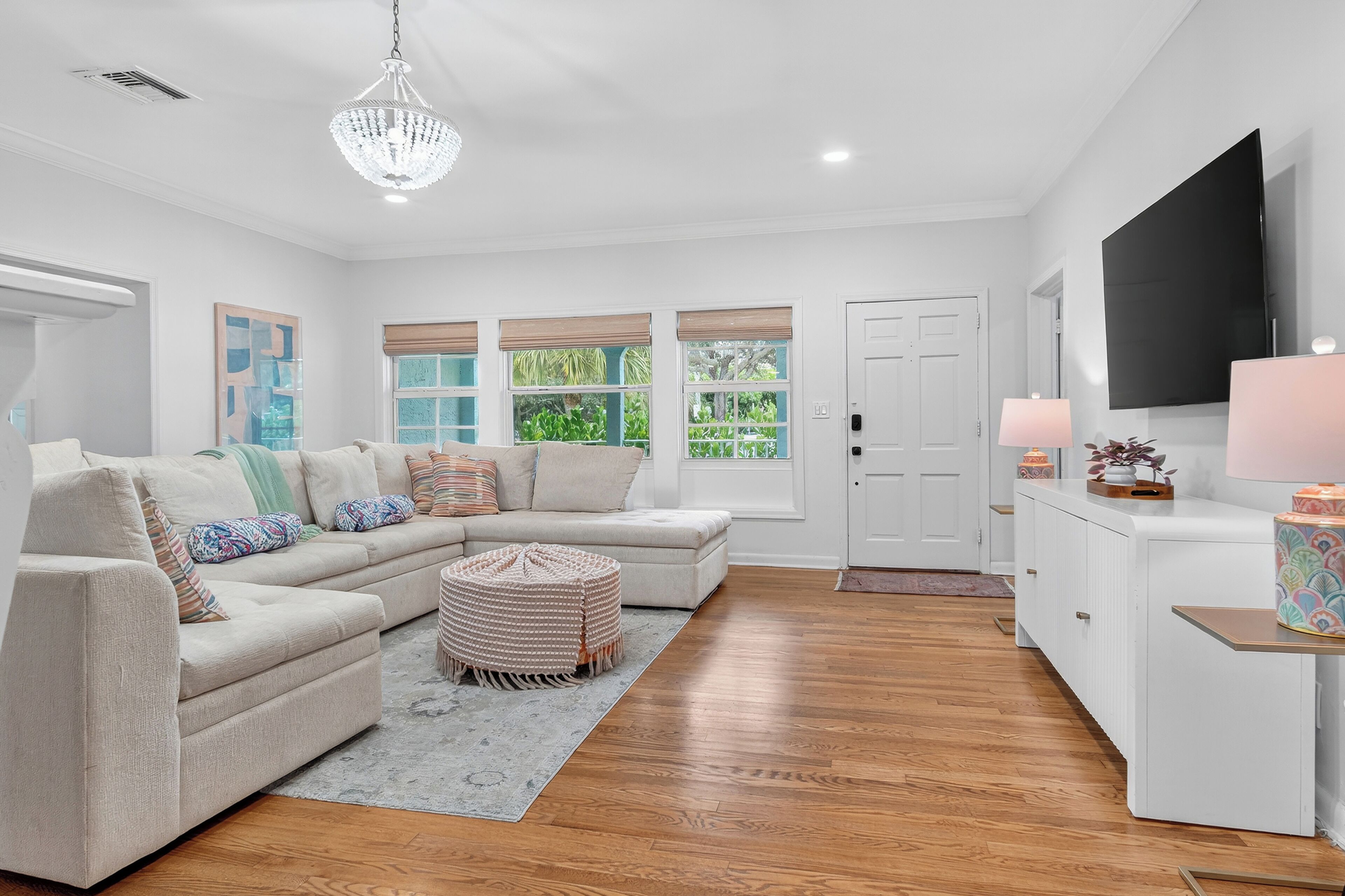 Welcome To Palm Breeze Hideaway, Your Tropical Sanctuary In Sunny West Palm Beach! This Serene 3-bedroom, 2-bath Home Is Perfect For Families, Couples, Or Friends Looking For The Ultimate Florida Retreat! - Palm Beach, FL