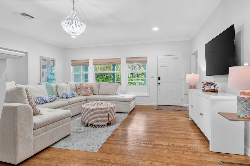 Welcome To Palm Breeze Hideaway, Your Tropical Sanctuary In Sunny West Palm Beach! This Serene 3-bedroom, 2-bath Home Is Perfect For Families, Couples, Or Friends Looking For The Ultimate Florida Retreat! - Palm Beach, FL