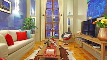 Loft básico, 1 quarto | 1 quarto, cofres nos quartos, escrivaninha
