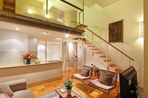 Loft Clássico | Cofre no quarto, secretária