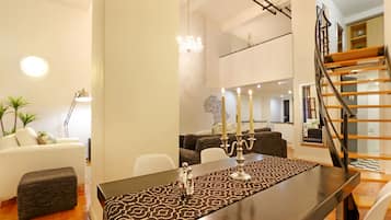 Loft Comfort | Cofre no quarto, secretária