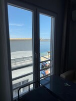 Quarto Triplo Familiar, vista para o mar | Minibar, Wi-fi grátis, roupa de cama fornecida 