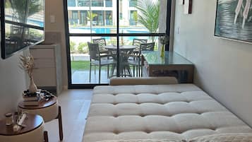 Estúdio Familiar, 1 cama de casal e sofá-cama, não se aceitam animais de estimação | Sala de estar | Televisor LED de 43 polegadas com canais digitais, Netflix