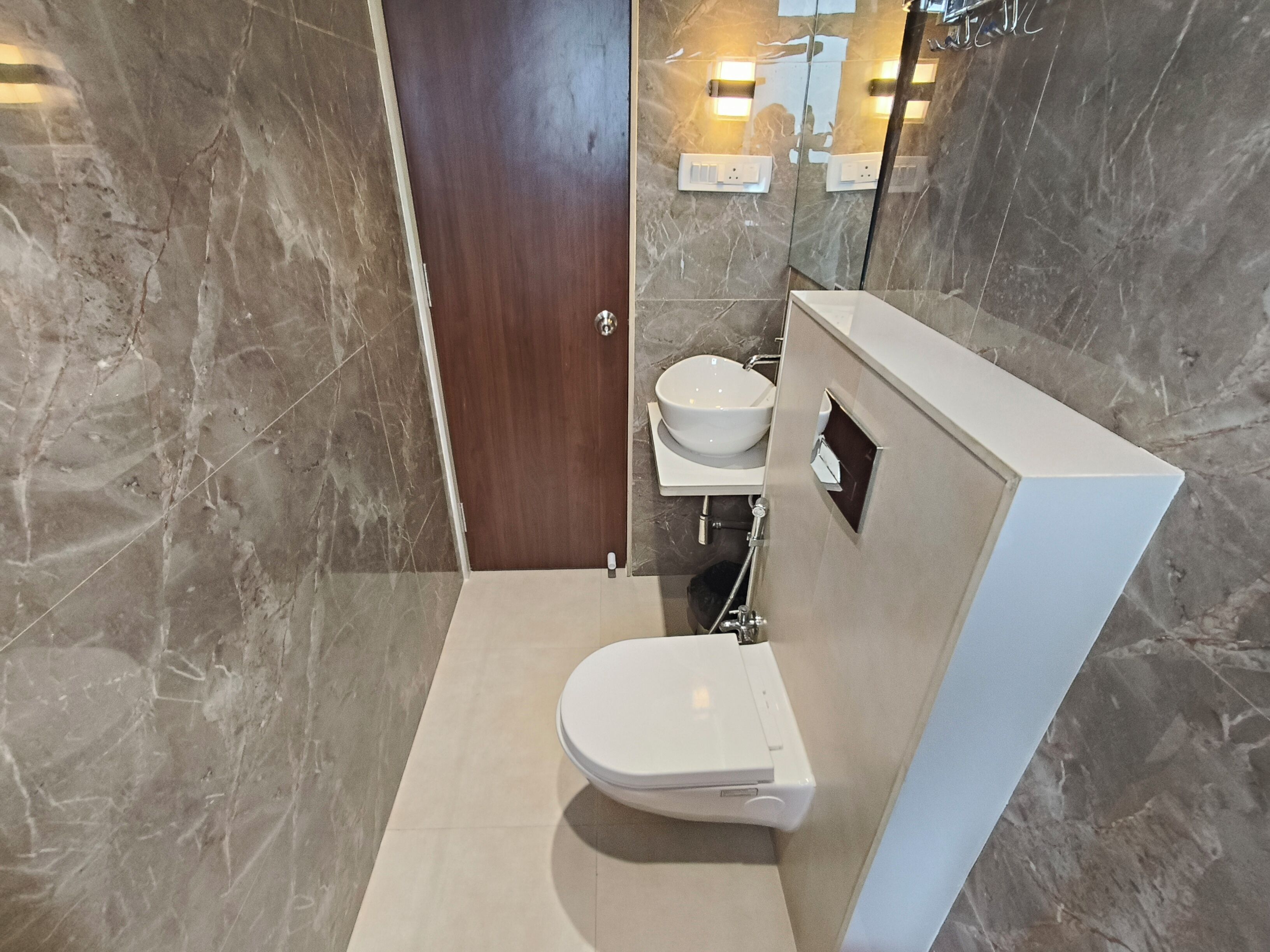 Um polibã, toalhas fornecidas, sabão, champô 