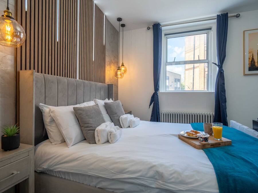 Suíte estúdio luxo, 1 cama Queen, vista para a cidade | Escrivaninha, espaço de trabalho para notebook