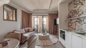 Apartamento superior, sacada, vista para a marina | 2 quartos, individualmente decorados, individualmente mobiliados