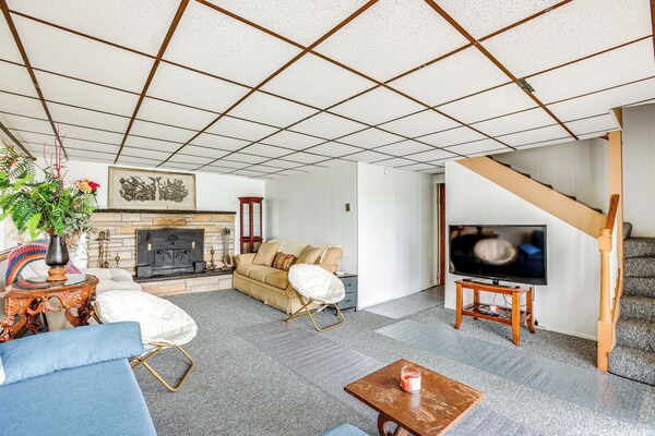 Lakefront Group Getaway W/ Dock In Baldwin! - Baldwin, MI