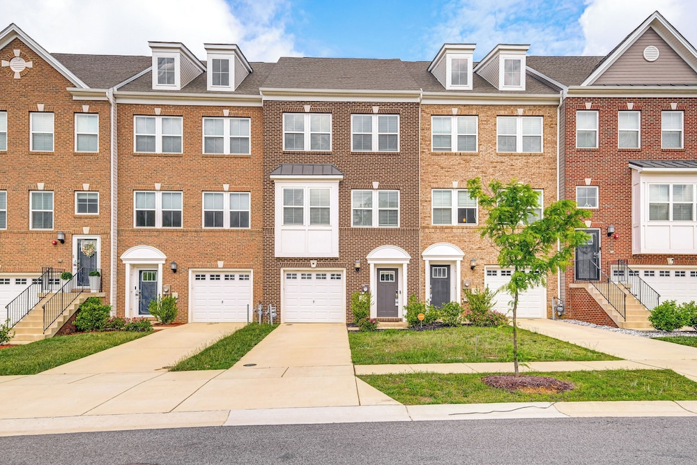 Fenced Yard: Spacious Southern Maryland Townhome! - Waldorf, MD