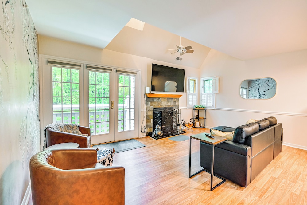 1 Mi To Mohegan Sun: Studio W/ Pool Access - Gardner Lake, CT