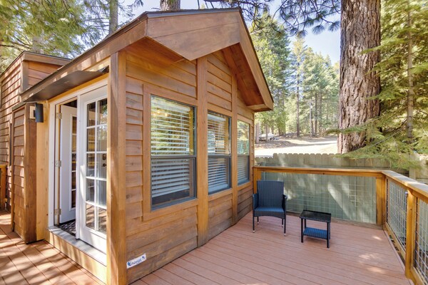 Near Lake Almanor & Golf: Cozy Cabin! - Chester, CA