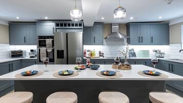Uma máquina de lavar louça, utensílios de cozinha