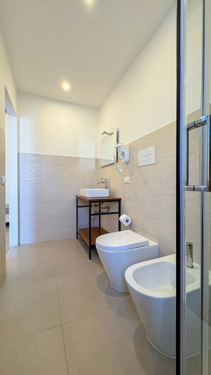 Quarto de Luxo, varanda | Casa de banho | Um polibã, um secador de cabelo, roupões, toalhas fornecidas 