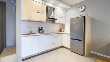 Apartamento (19) | Cozinha privada | Geladeira, cooktop, chaleira elétrica