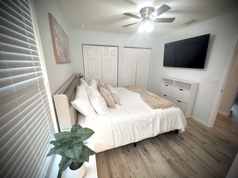 Completely renovated luxury home. Putt putt golf, bocce, etc. Walk to ...