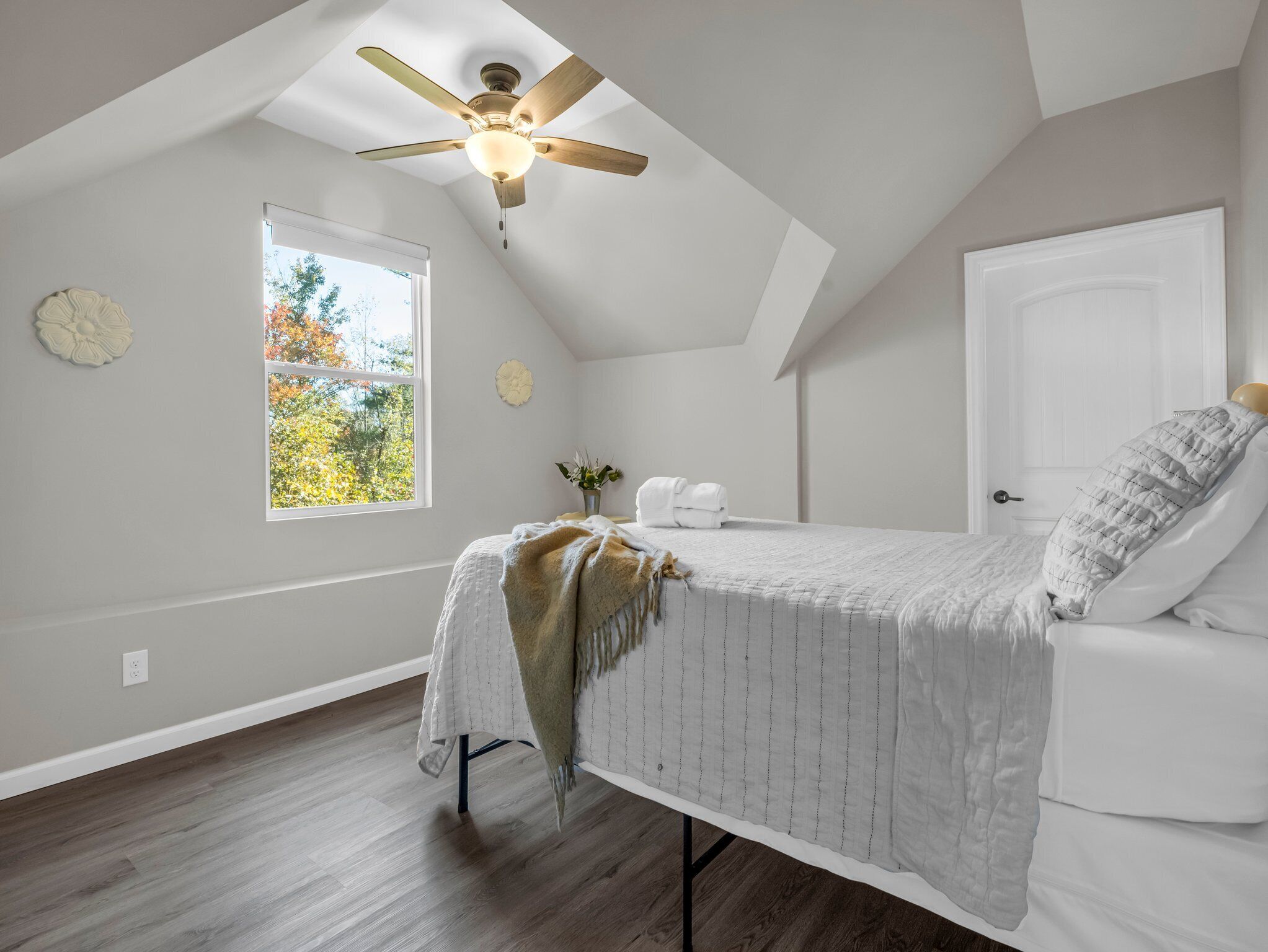 Hendersonville Getaway  Hot Tub & Fire Pit - Sierra Nevada