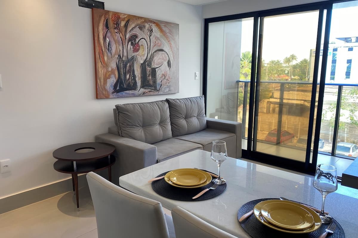Apartamento superior, 1 quarto, varanda, vista parcial para o oceano | Sala de estar | Smart TV 32 polegadas com canais a cabo