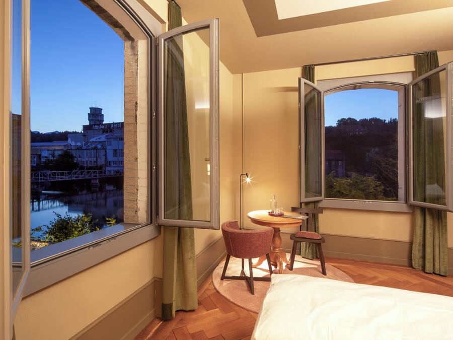 Quarto casal superior, vista para o rio | Escrivaninha, espaço de trabalho para notebook, Wi-Fi de cortesia