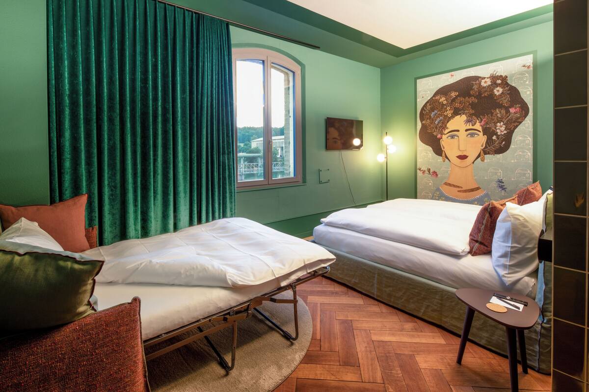 Quarto Triplo Superior, vista para o rio | Secretária, secretária adequada para computadores portáteis
