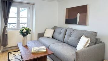 Apartamento, vista para o pátio | Área de estar | Smart TV 80 cm com canais digitais