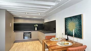 Apartamento, vista para o pátio | Sala de jantar