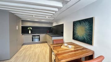 Apartamento, vista para o pátio | Cozinha privada | Geladeira grande, micro-ondas, fogão, cooktop