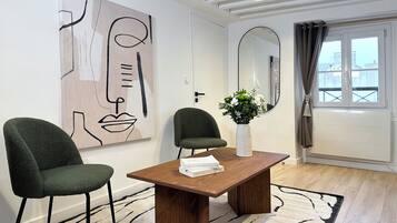 Apartamento, vista para o pátio | Área de estar | Smart TV 80 cm com canais digitais