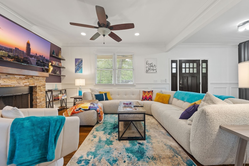 Spacious Atlanta Home Sleeps 10, Kid-friendly + Big Porch & Yard - Atlanta, GA