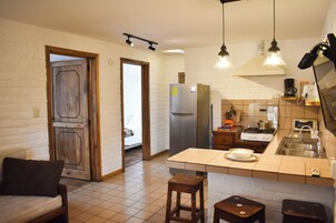 Apartamento Standard, várias camas, vista para o jardim | Sala de jantar