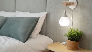 Quarto, sacada, vista para a cidade | Wi-Fi de cortesia, roupa de cama