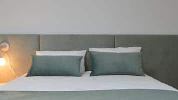 Quarto, sacada, vista para a cidade | Wi-Fi de cortesia, roupa de cama