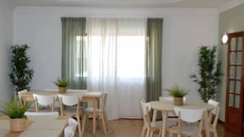 Café da manhã com buffet todos os dias (EUR 7 por pessoa)