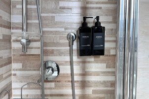 Apartamento, kitchenette | Casa de banho | Roupões 