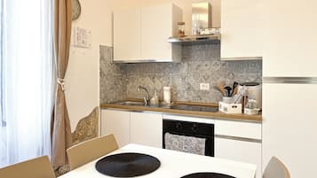 Apartamento, kitchenette | Cozinha privada | Uma máquina de café expresso, uma cafeteira/bule