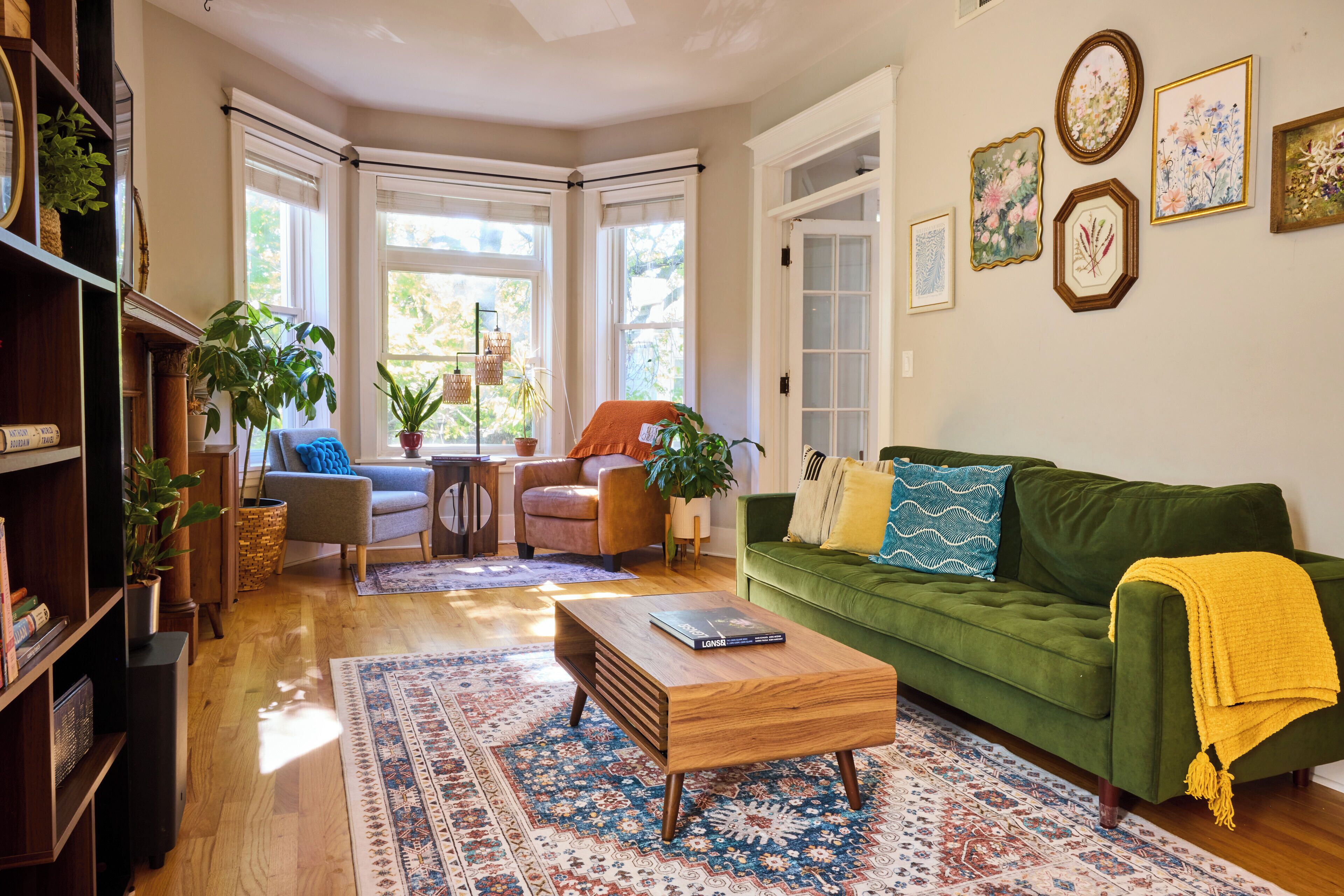 A Chic Second-floor Plant-filled Retreat In Chicago's Logan Square Neighborhood. - 