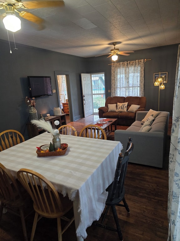 Enchanted Cottage, Located In Herington, Ks With 1.5 Bedrooms And A Shaded Yard - Kansas