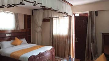 Quarto Duplo, Vista para a cidade | Wi-fi grátis, roupa de cama fornecida