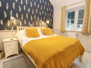 1 quarto, com decoração personalizada, com mobília individualizada 