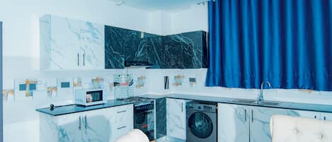 Quarto casal luxo | Cozinha privada | Geladeira grande, micro-ondas, fogão