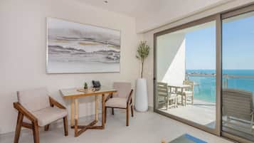 Apartamento Deluxe em Condomínio Fechado, varanda, vista para o oceano | Sala de jantar