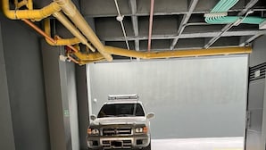 Um estacionamento com um SUV branco estacionado numa vaga.