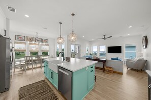 Casa, vista para a praia | Cozinha privada | Geladeira grande, micro-ondas, fogão, cooktop