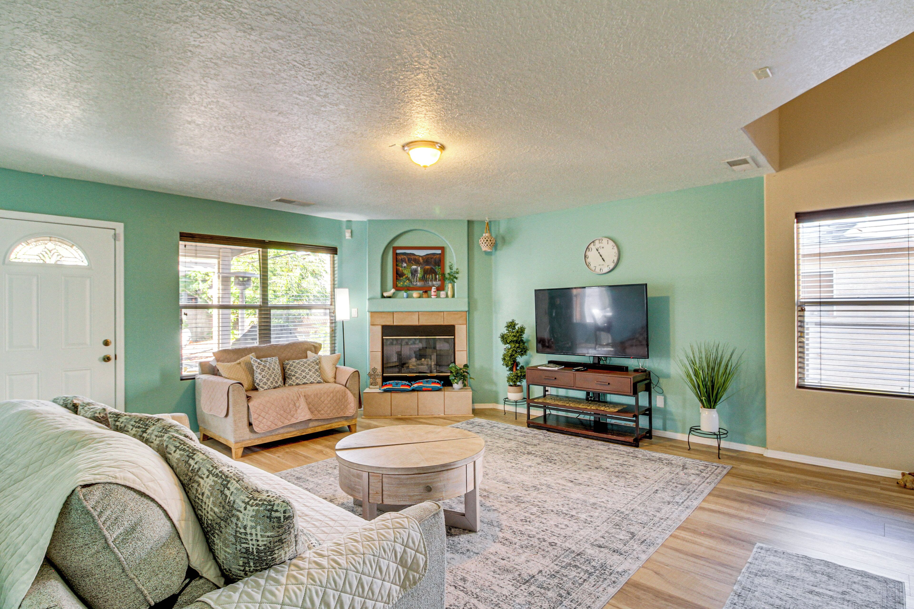 11 Mi To River Of Lights: Family Home W/ Yard - Albuquerque, NM