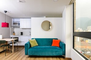Apartamento, 1 cama queen-size, varanda, Vista para a cidade (GO 1703) | Sala de estar