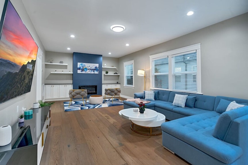 Spacious Hollywood Home | Minion Room & Pickleball - Little Tokyo - Los Angeles